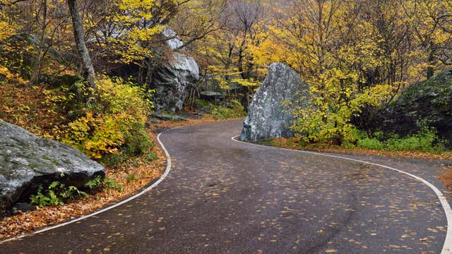 This Is Why They Close The Smugglers’ Notch Road In The Winter 😲