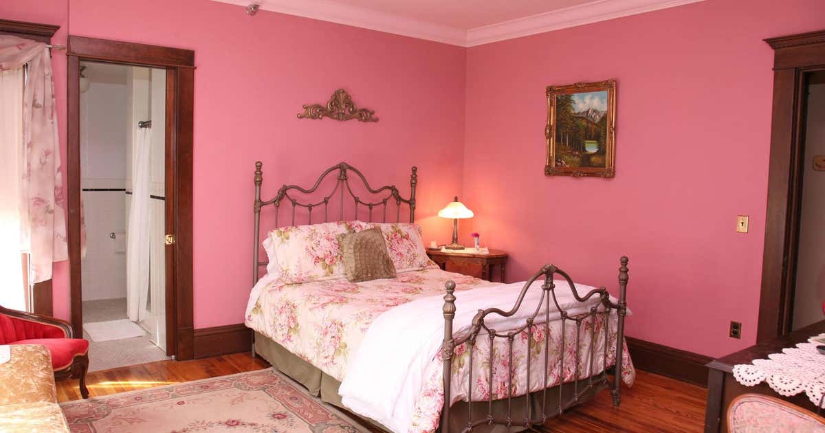 The Decker House Bed and Breakfast, Mason City | Roadtrippers