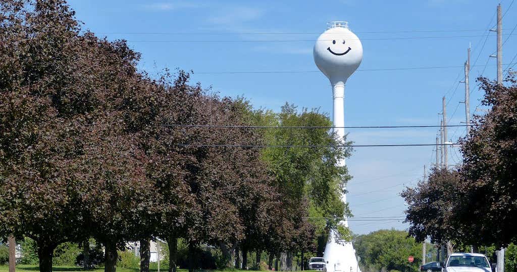 Smiley Face Water Tower, Aroma Park | Roadtrippers