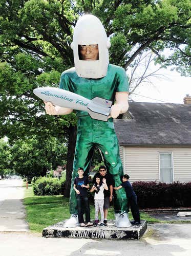 Photo of The Gemini Giant | Roadtrippers