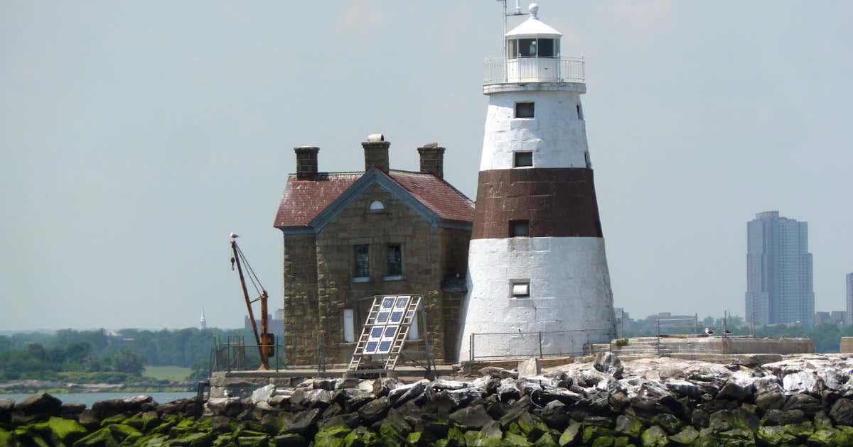 Execution Rocks Lighthouse, Sands Point | Roadtrippers